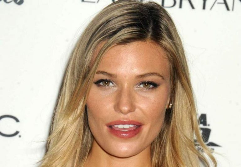 Samantha Hoopes Height, Weight, Body Measurements, Bra Size, Shoe Size