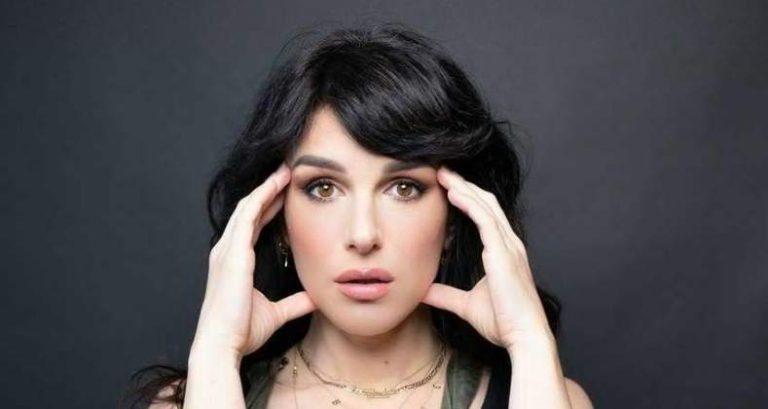 Grimes Height, Weight, Body Measurements, Bra Size, Shoe Size