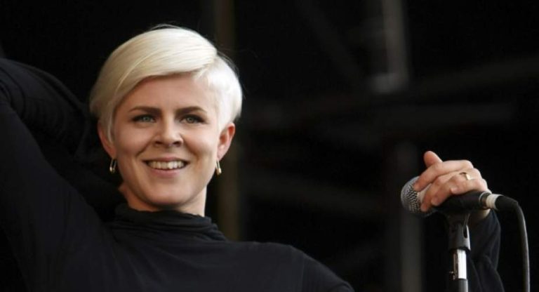 Robyn Carlsson Height, Weight, Body Measurements, Bra Size, Shoe Size